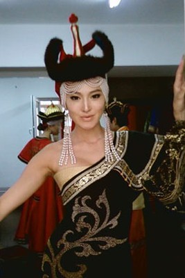 Топ модель Урнаа уяач залууд гологдохоор боловсролтой гэж үү...