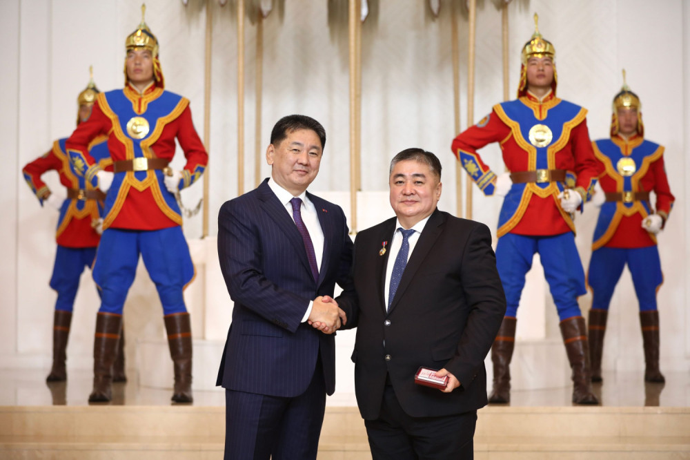 “ЭТТ” ХК ийн БЭТ асан Ж Ганбатад Гавьяат эдийн засагч цол хүртээв