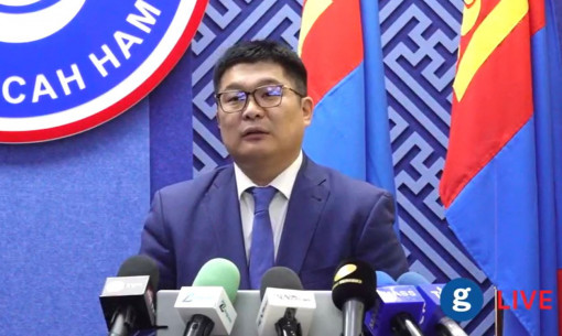 Б Ган Очир МАН засгийн газар архинд донтсон аавтай адил байна